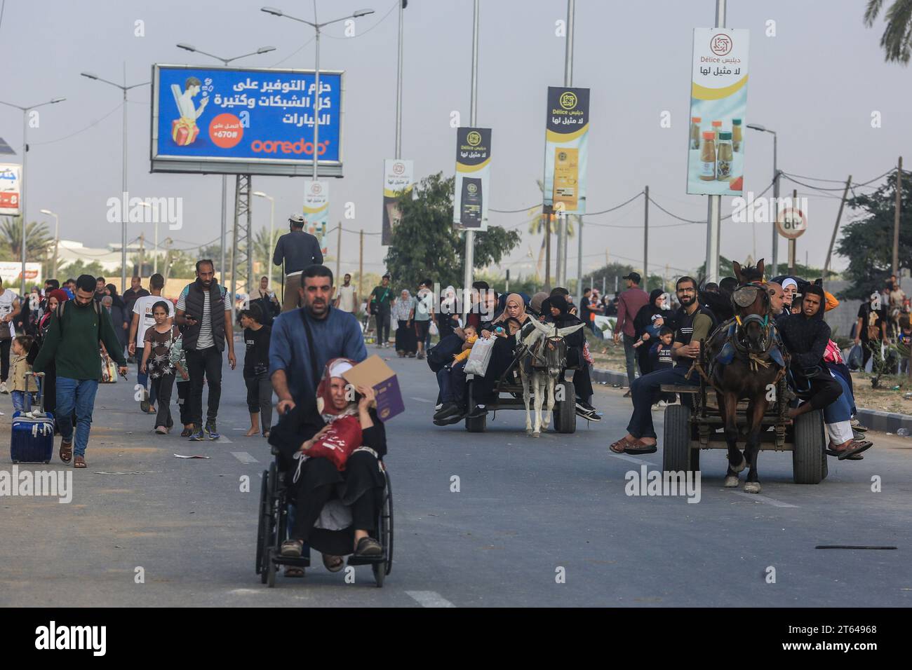 Bureij, Palestinian Territories. 08th Nov, 2023. Palestinians fleeing ...