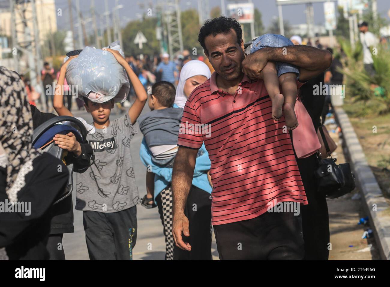 Bureij, Palestinian Territories. 08th Nov, 2023. Palestinians fleeing ...