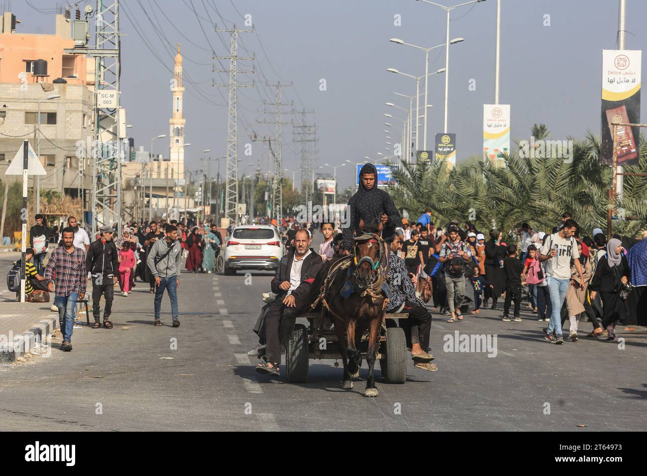 Bureij, Palestinian Territories. 08th Nov, 2023. Palestinians fleeing ...