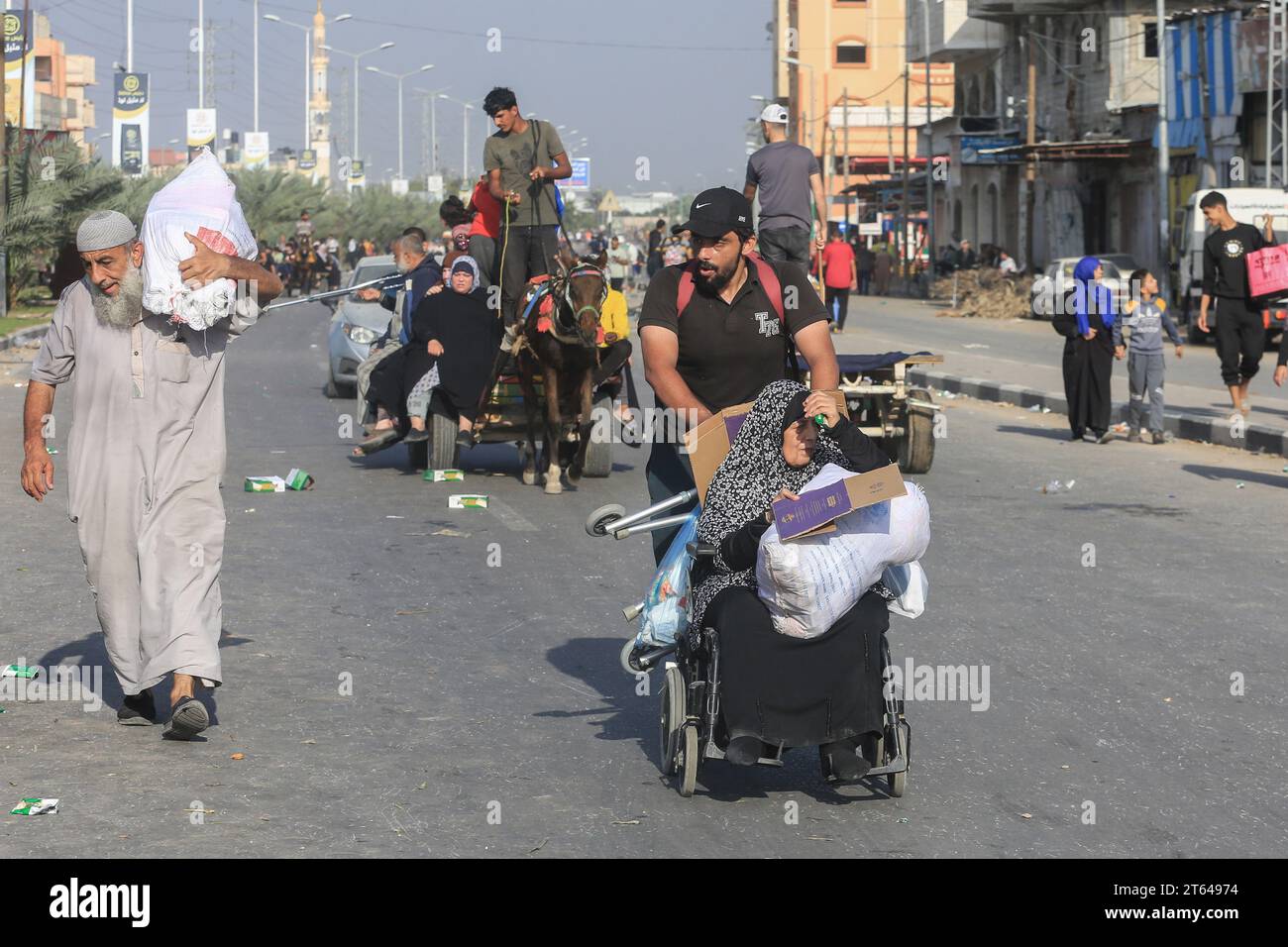 Bureij, Palestinian Territories. 08th Nov, 2023. Palestinians fleeing ...