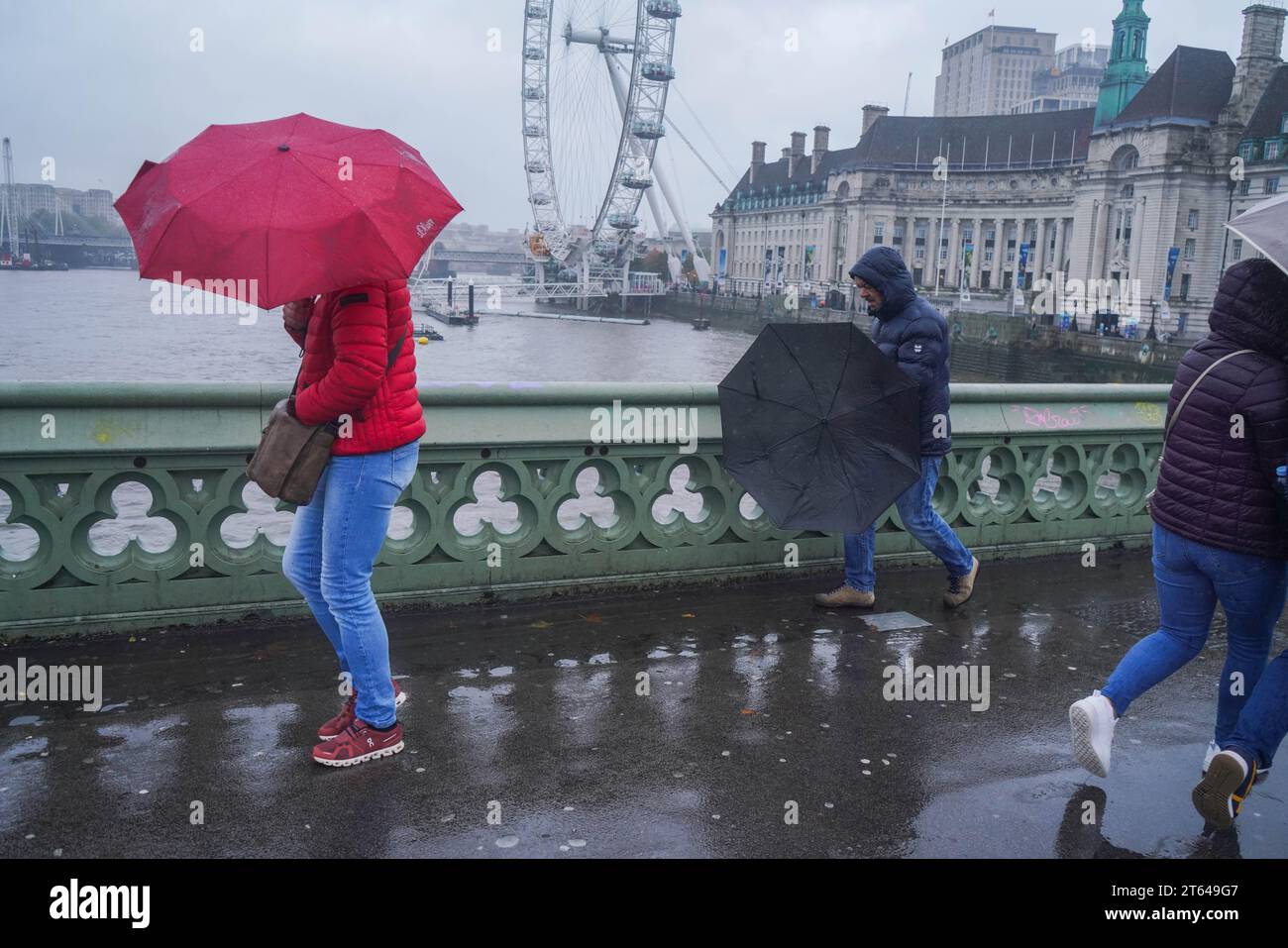 London, UK. 8 November 2023. Pedestrians on Westminster Bridge awearing ...
