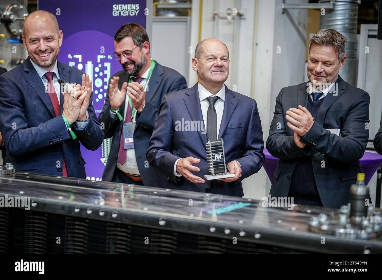 08 November 2023, Berlin: Federal Chancellor Olaf Scholz (M, SPD ...