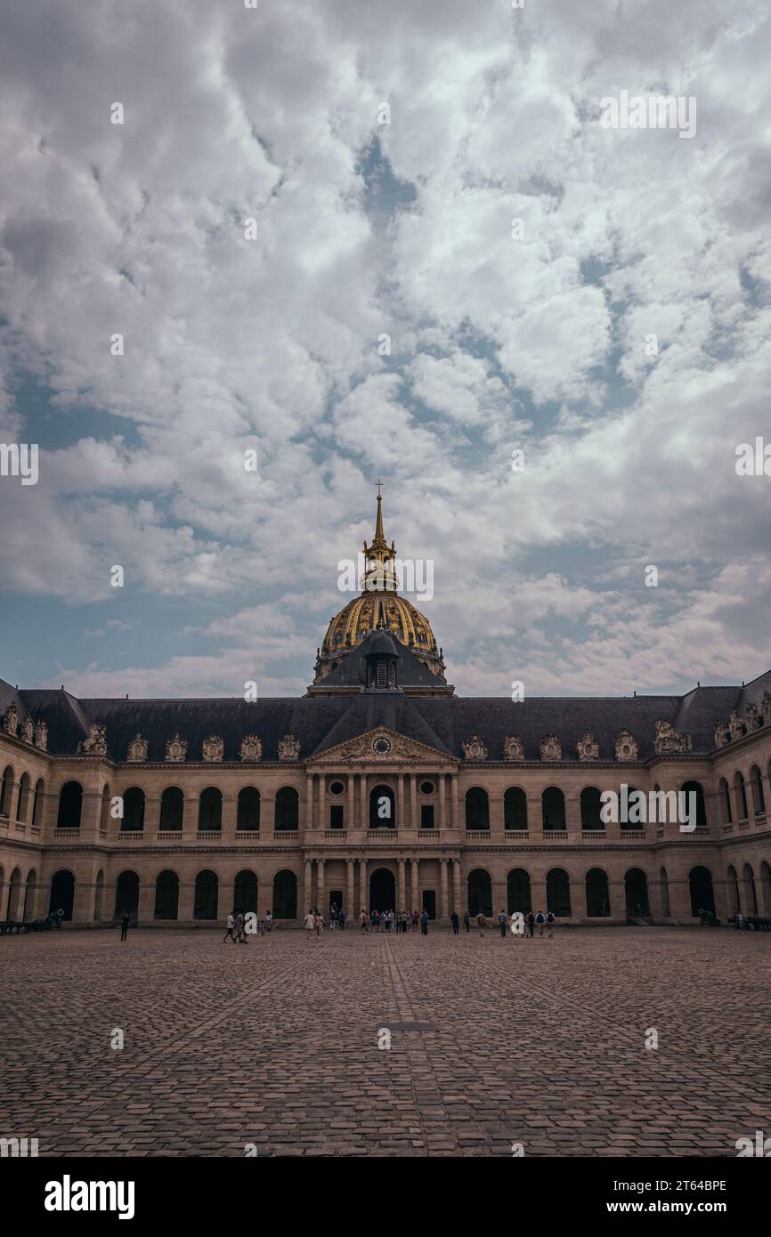 Historical parisian landmarks hi-res stock photography and images - Alamy