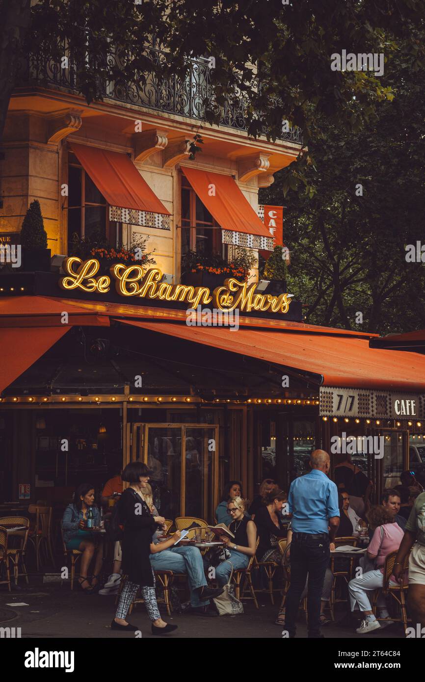 Outdoor dining restaurant terrace hi-res stock photography and images ...