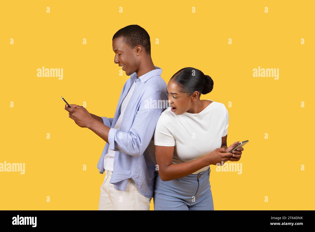 Surprised black woman peeking at man's phone Stock Photo - Alamy Surprised black woman peeking at man's phone Stock Photo - Alamy