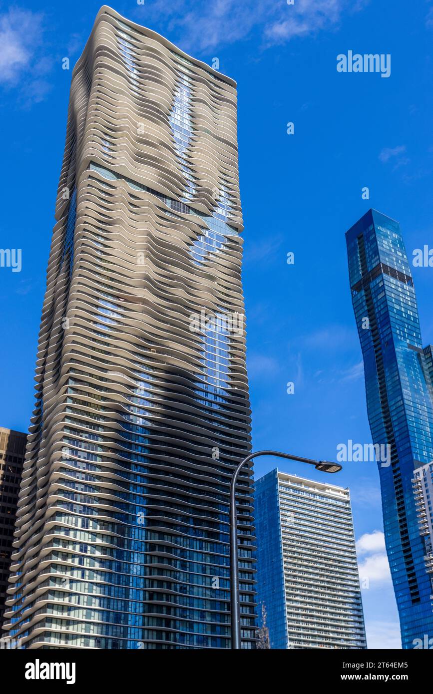 Radisson Blu Aqua Hotel und Wanda Vista Tower. The St. Regis Chicago ...