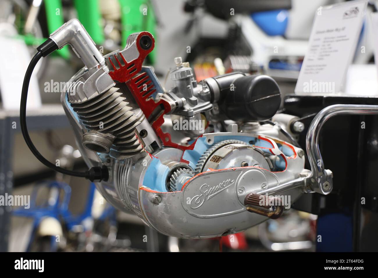 Suhl 30.10.2023, Suhl, Fahrzeugmuseum - Blick in den Motor einer Simson ...