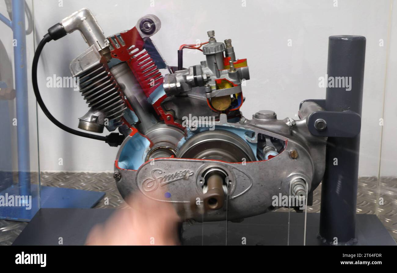 Suhl 30.10.2023, Suhl, Fahrzeugmuseum - Kurbel am Motor einer Simson ...