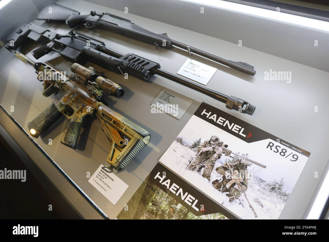 Suhl 30.10.2023, Suhl, Waffenmuseum - unterschiedlichste Waffen werden ...