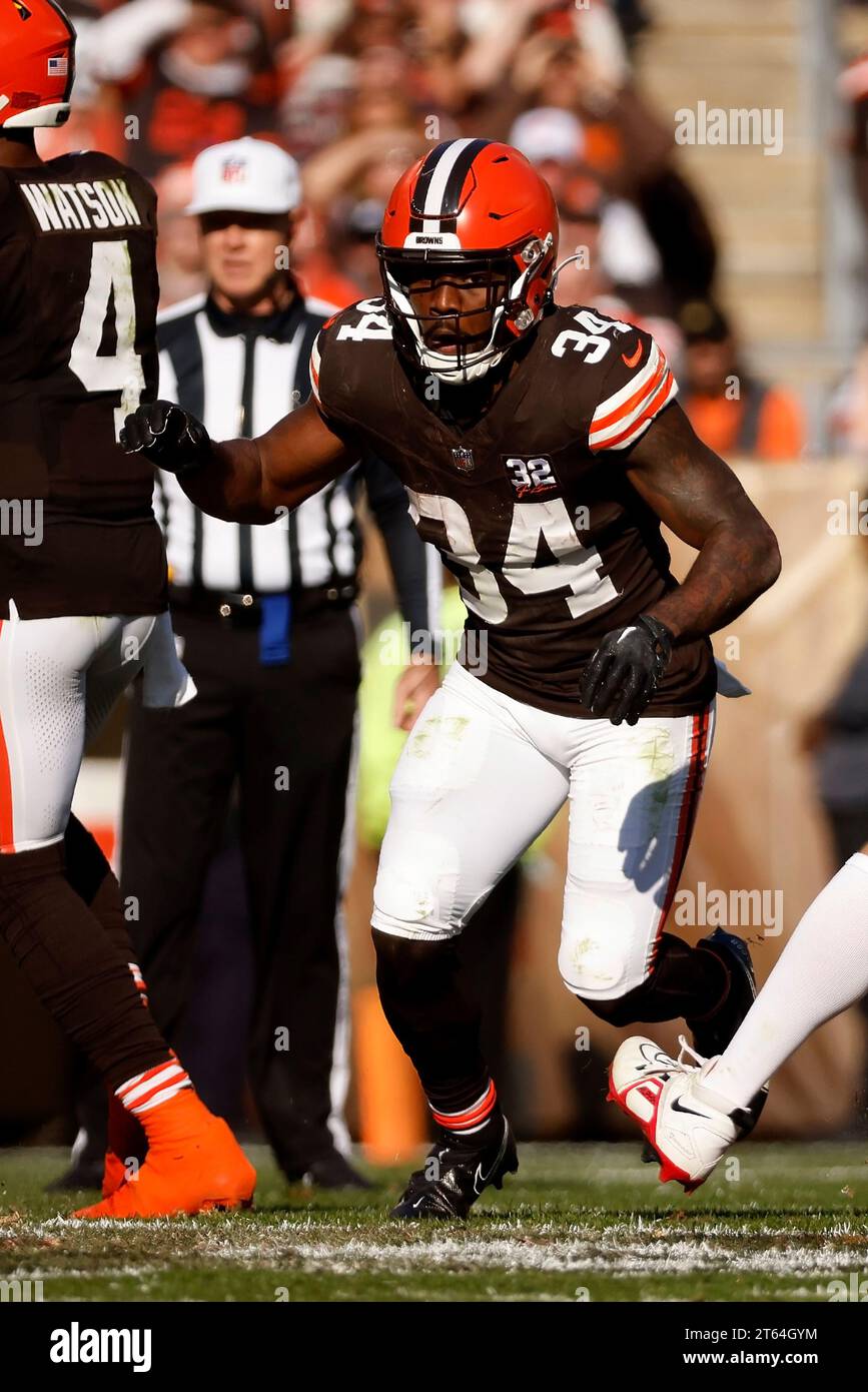 Cleveland Browns running back Jerome Ford (34) looks to make a block ...