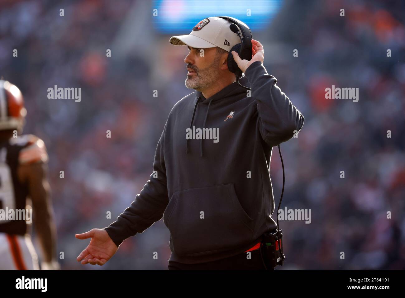 Cleveland Browns head coach Kevin Stefanski argues a call during an NFL ...