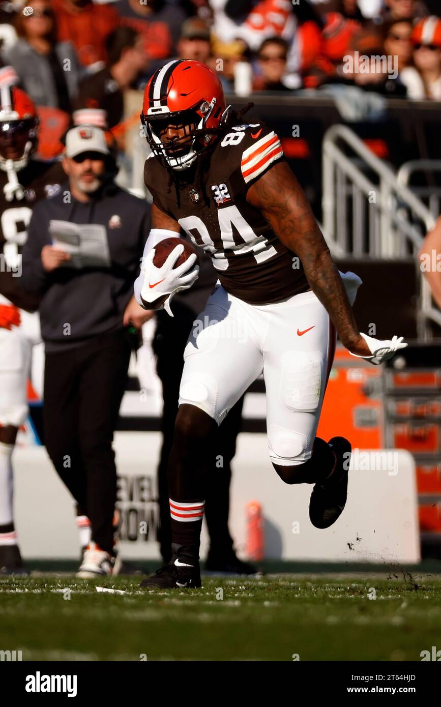 Cleveland Browns tight end Jordan Akins (84) runs with the ball during ...