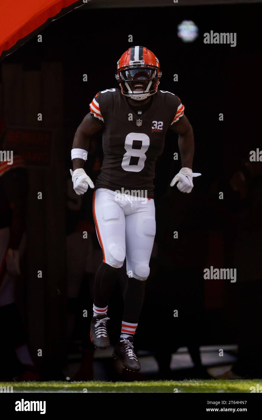 Cleveland Browns wide receiver Elijah Moore (8) runs out onto the field ...