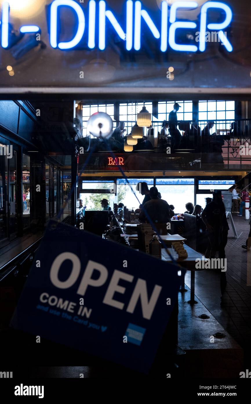 Seattle, USA. 5 Oct, 2023. The iconic Athenian Dinner at the famous ...