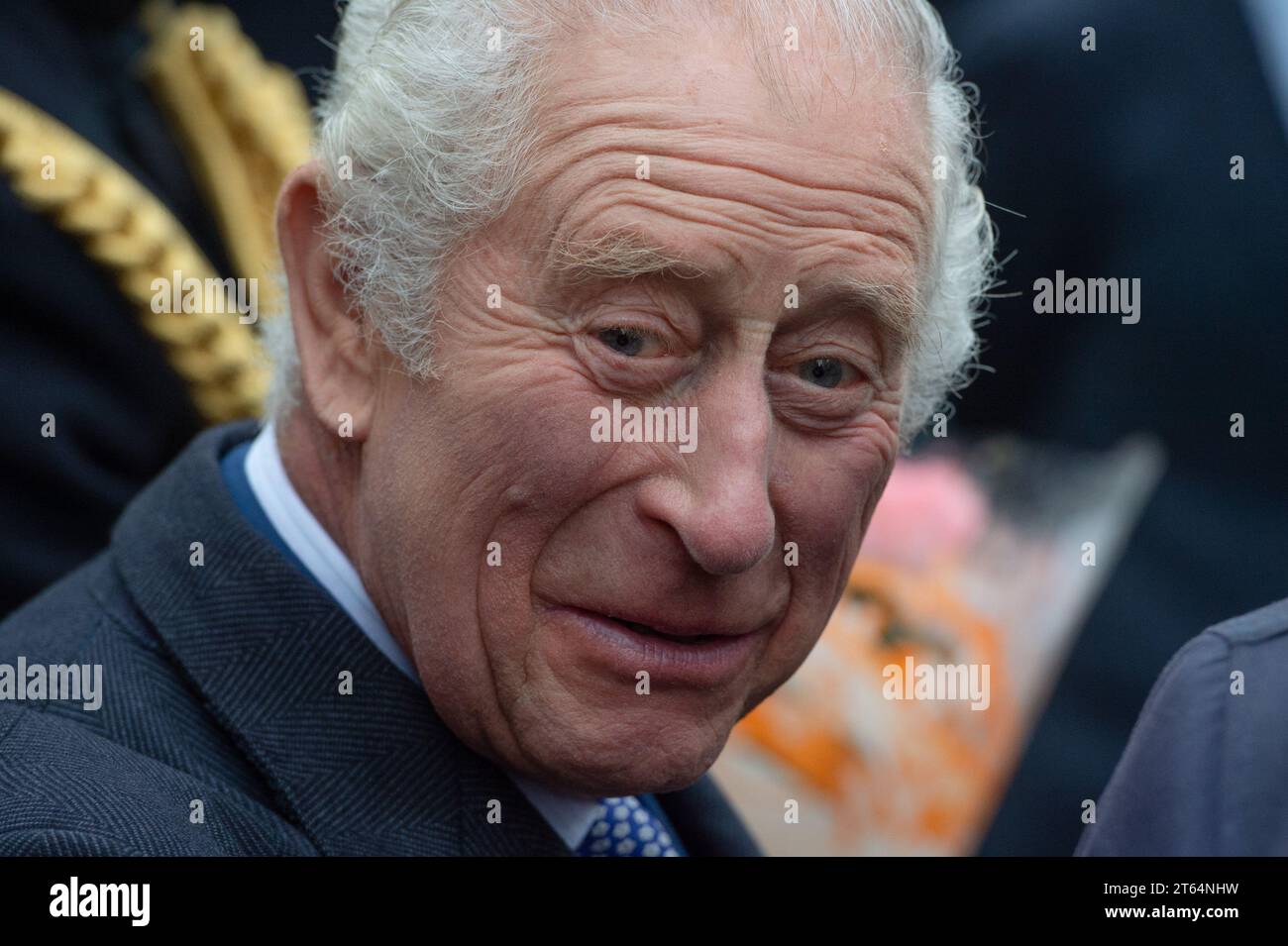 London, England, UK. 8th Nov, 2023. KING CHARLES III visits New Malden ...