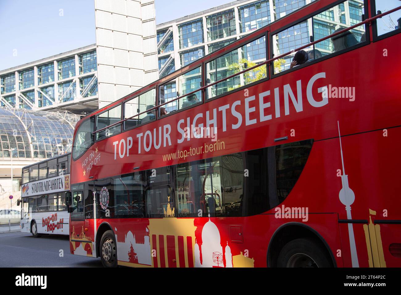 Mehrere Sightseeing Busse in Berlin am Hauptbahnhof *** Several ...