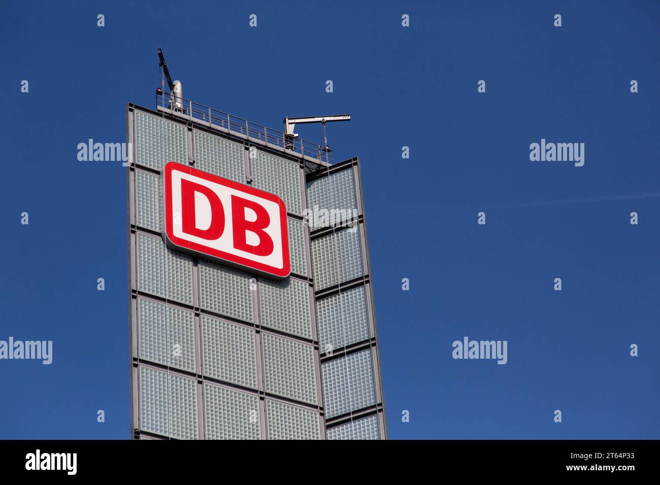 Logo der Deutschen Bahn am Hauptbahnhof in Berlin *** Deutsche Bahn ...