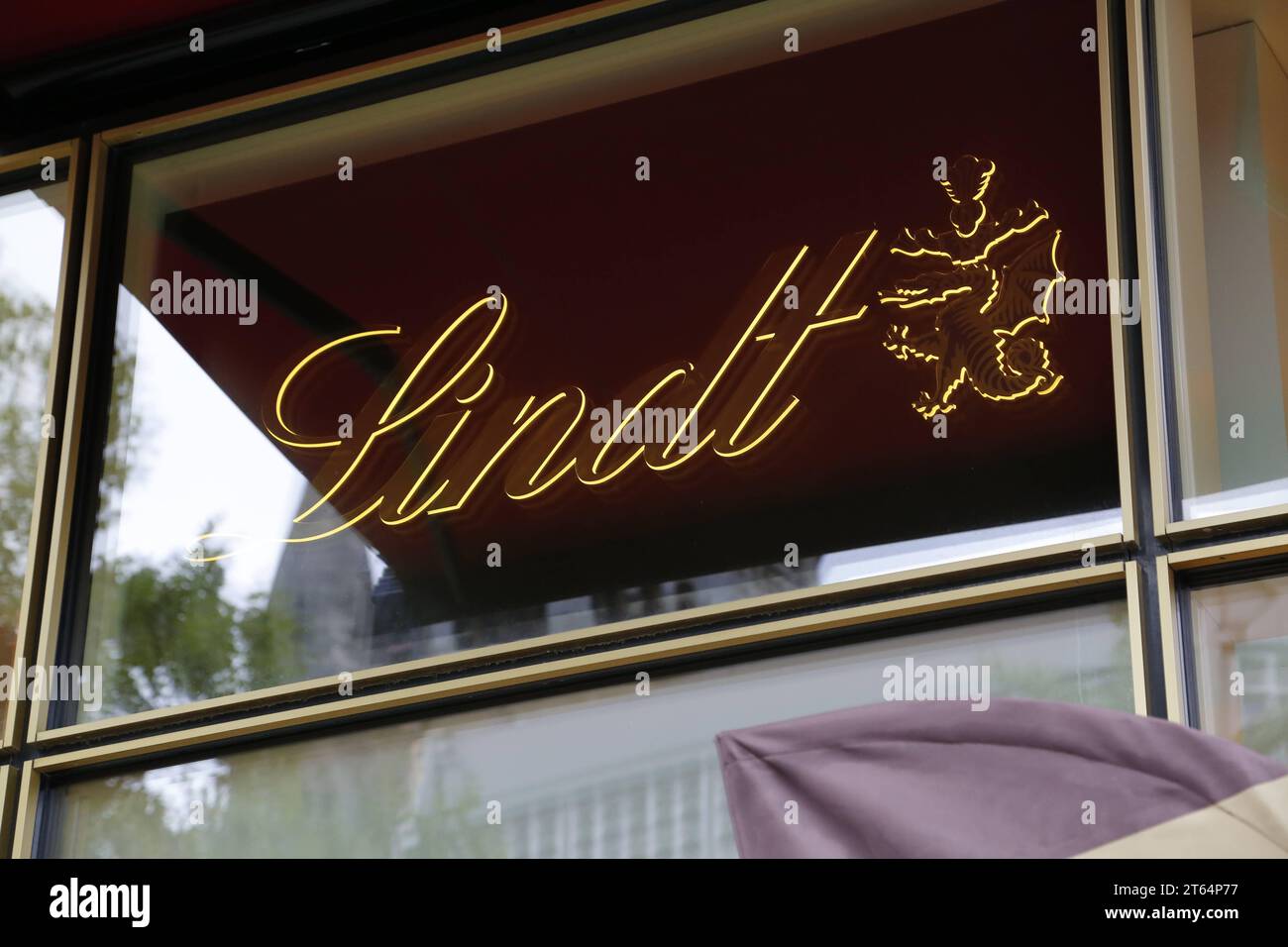 Lindt schokolade hi-res stock photography and images - Alamy