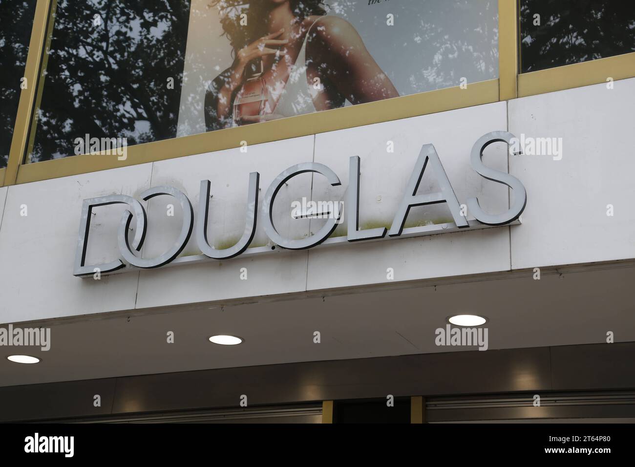 Douglas Logo am Store in Berlin *** Douglas logo on the store in Berlin ...