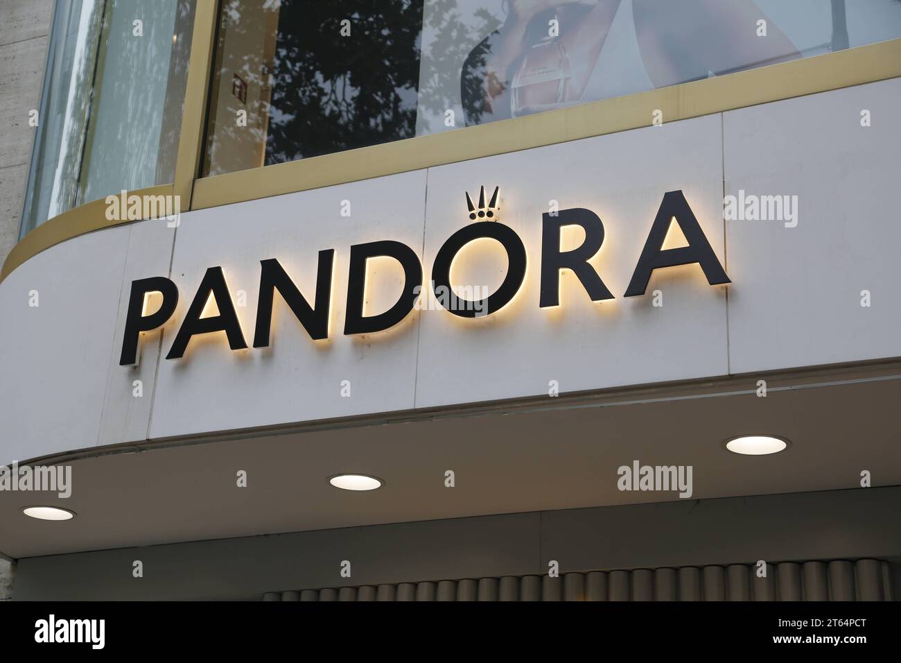 Pandora Store in Berlin *** Pandora Store in Berlin Credit: Imago/Alamy ...