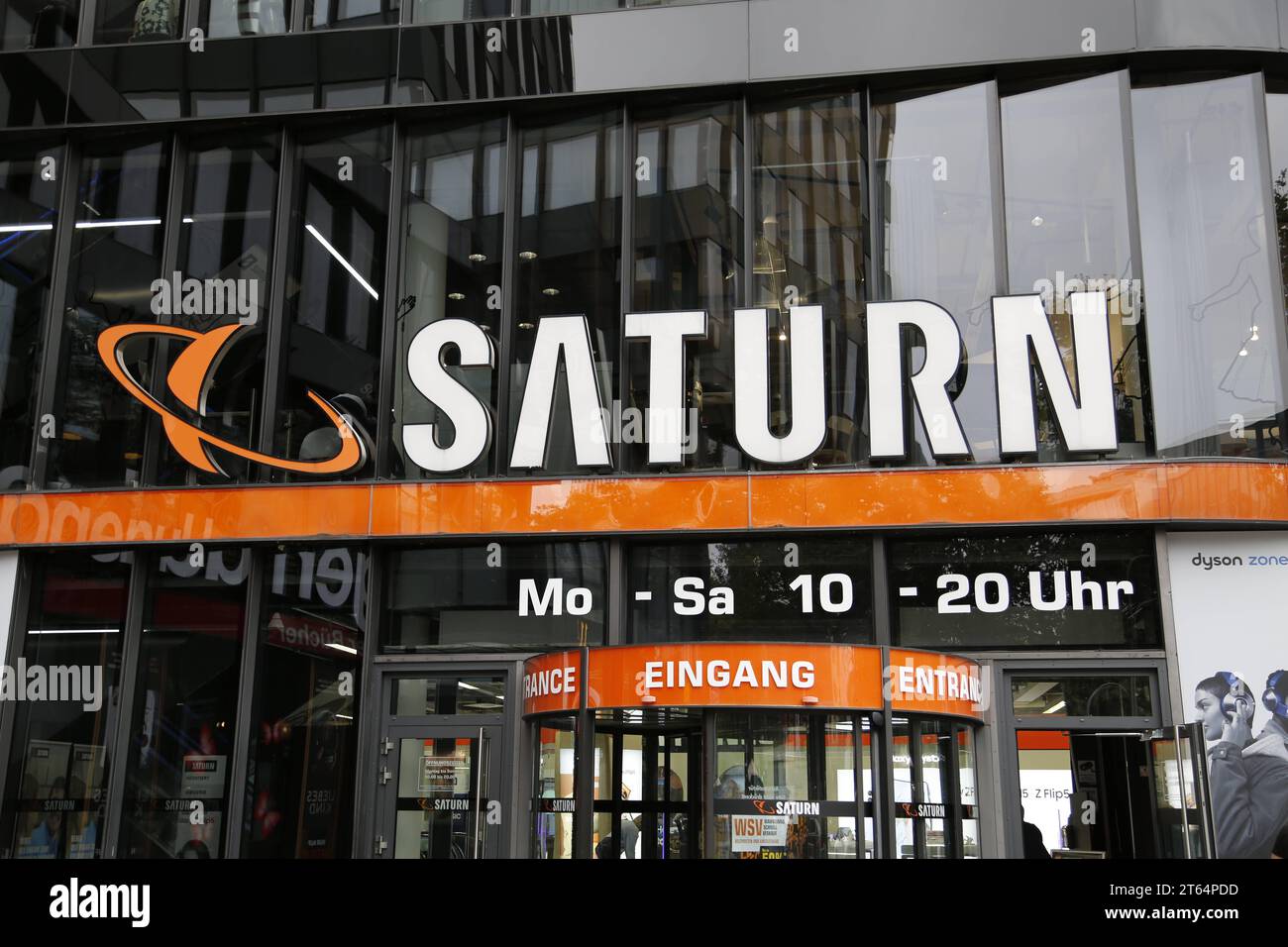 Saturn store hi-res stock photography and images - Alamy