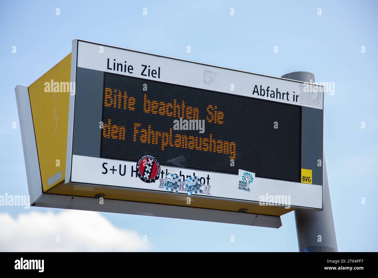 BVG Screen Bitte beachten Sie den Fahrplanaushang *** BVG Screen Please ...