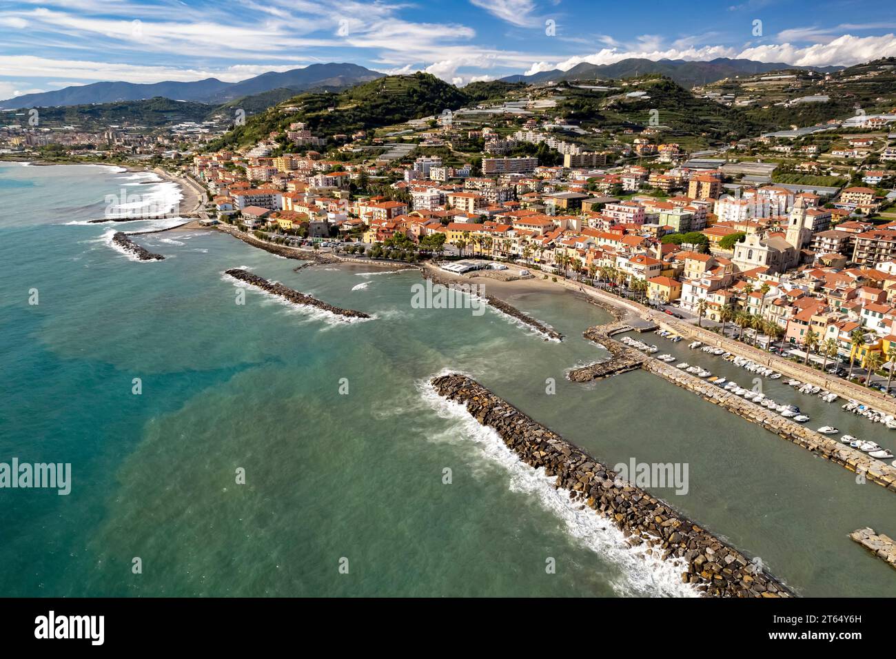 Stadtansicht und Hafen Riva Ligure aus der Luft gesehen, Riviera di ...