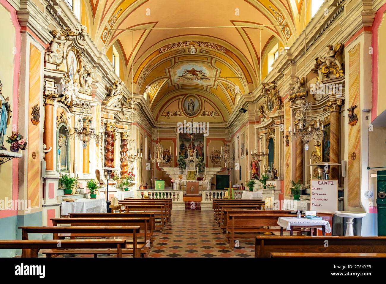Innenraum der Kirche Chiesa Parrocchiale di Santo Stefano Protomartire in Rocchetta Nervina ...