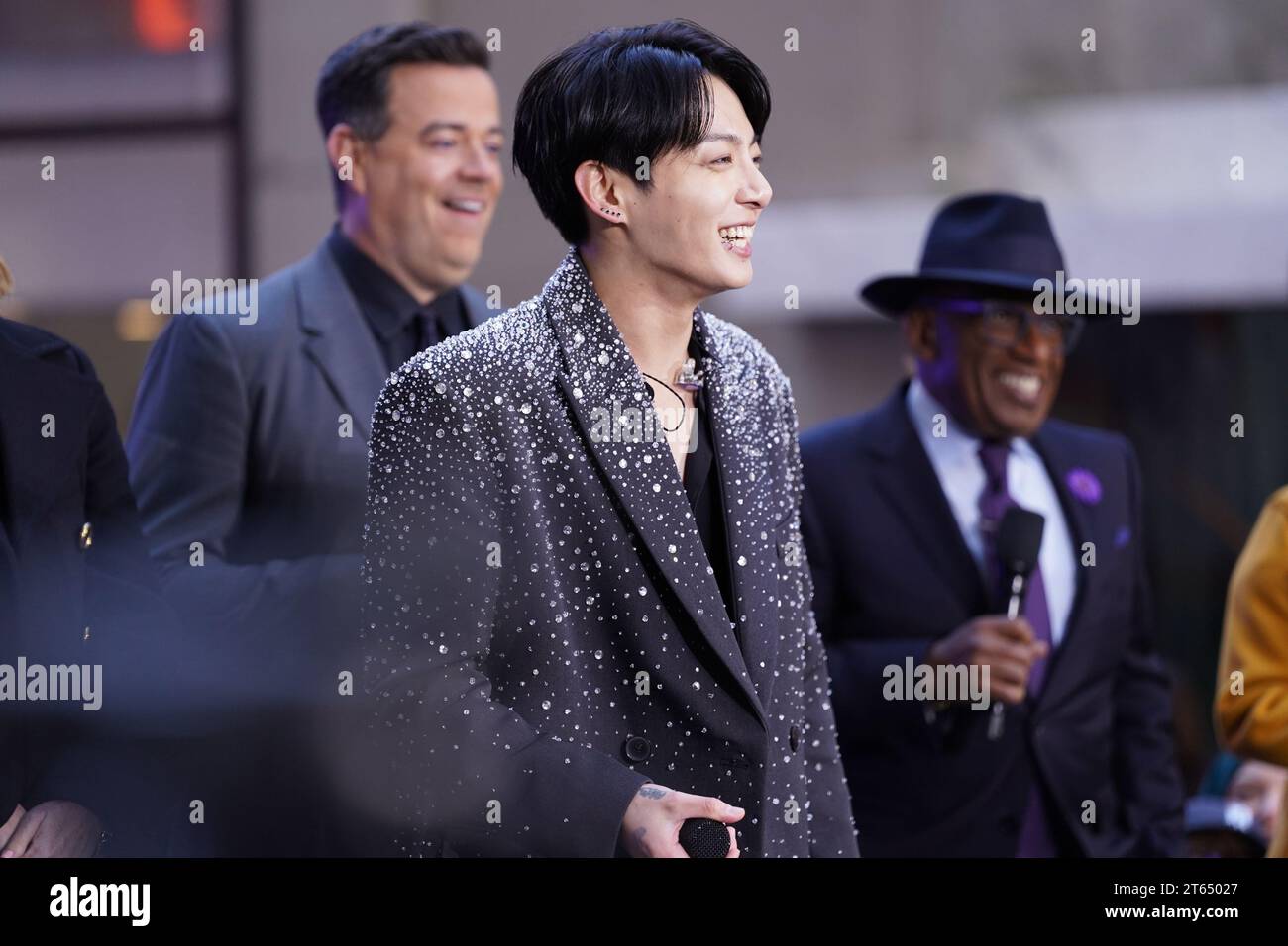 New York, USA. 08th Nov, 2023. BTS member Jung Kook wows fans with a ...