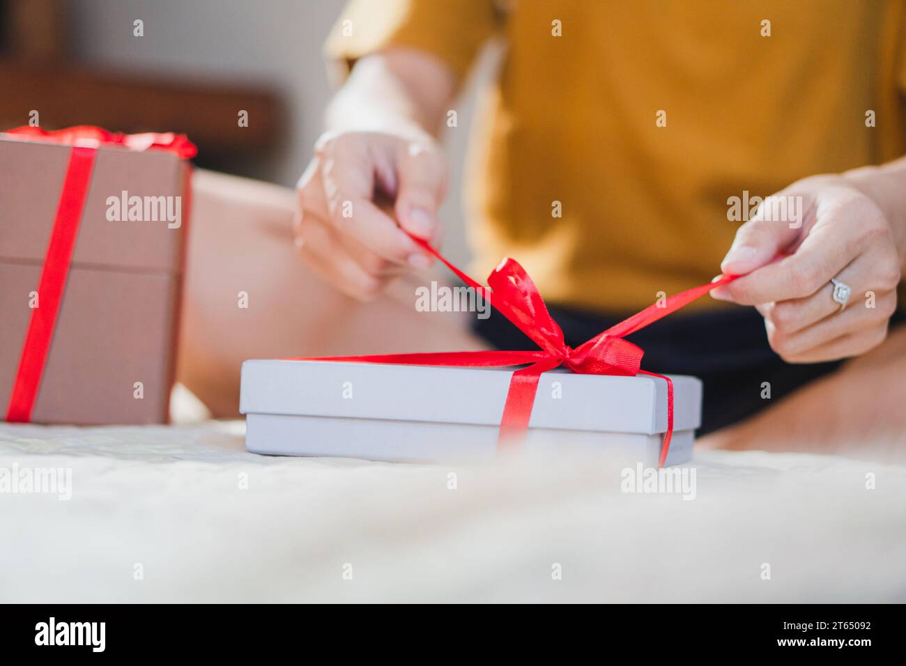 Woman wrapping a birthday present hi-res stock photography and images ...