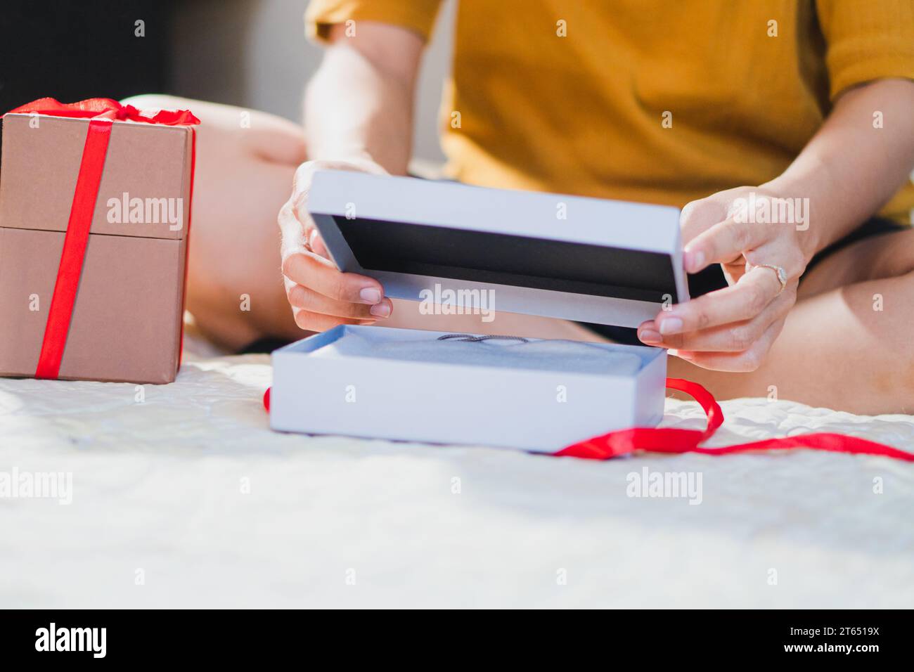 Woman wrapping a birthday present hi-res stock photography and images ...