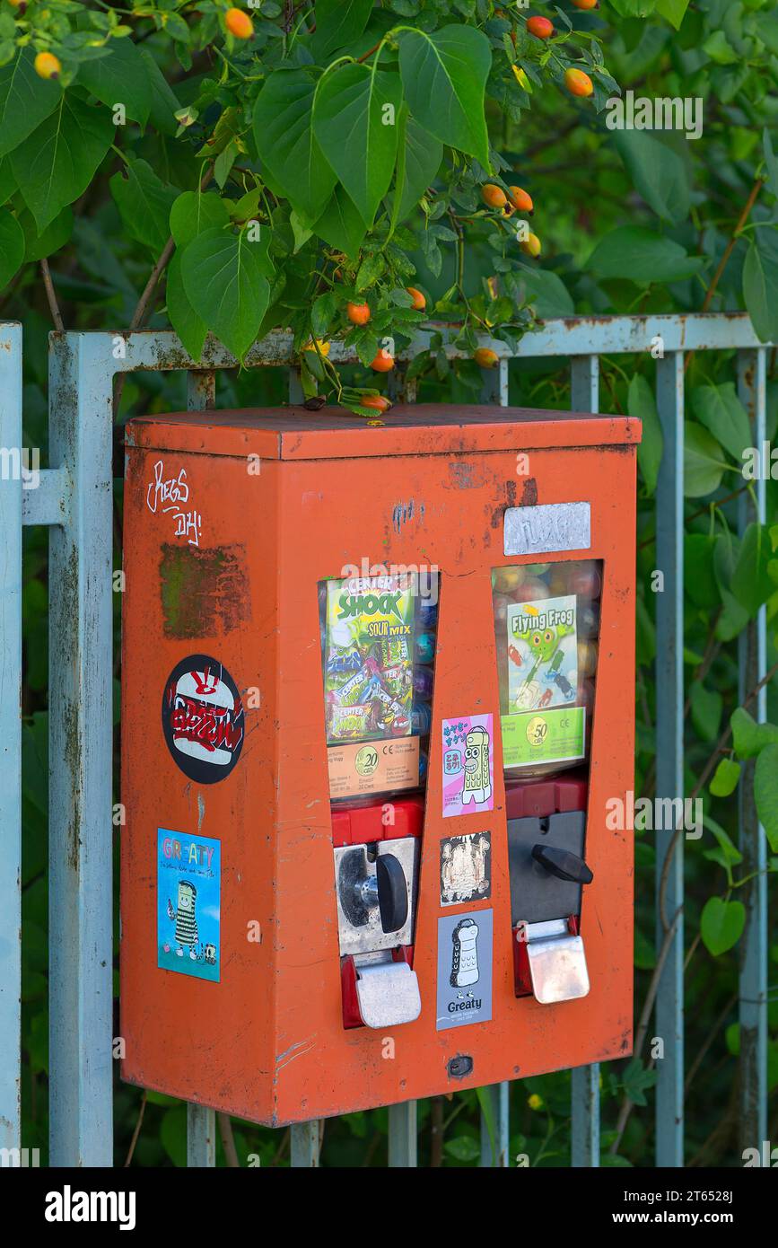 Candy vending machine hi-res stock photography and images - Alamy