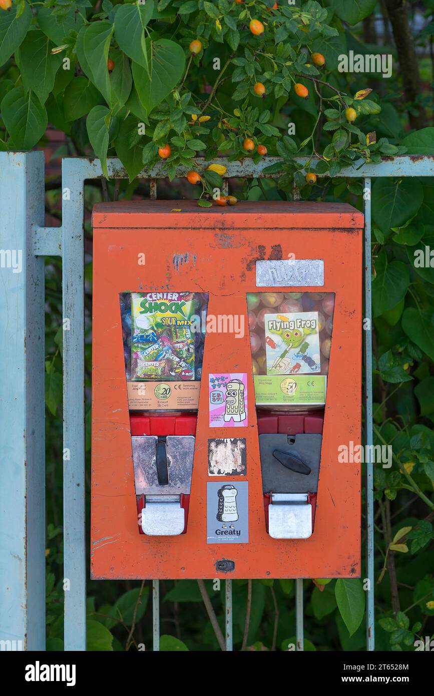 Candy vending machine hi-res stock photography and images - Alamy