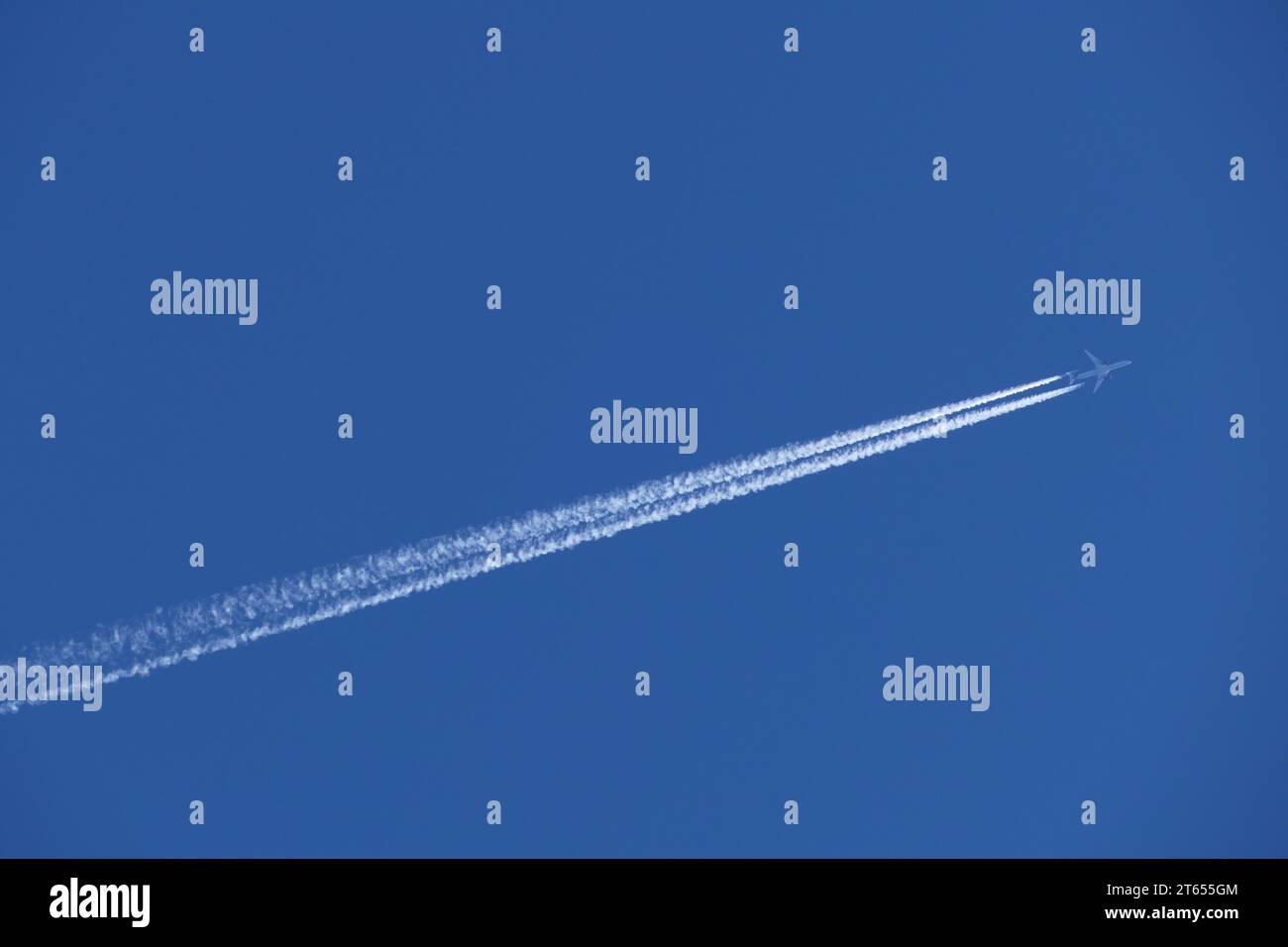 Airplane trails blue sky hi-res stock photography and images - Alamy