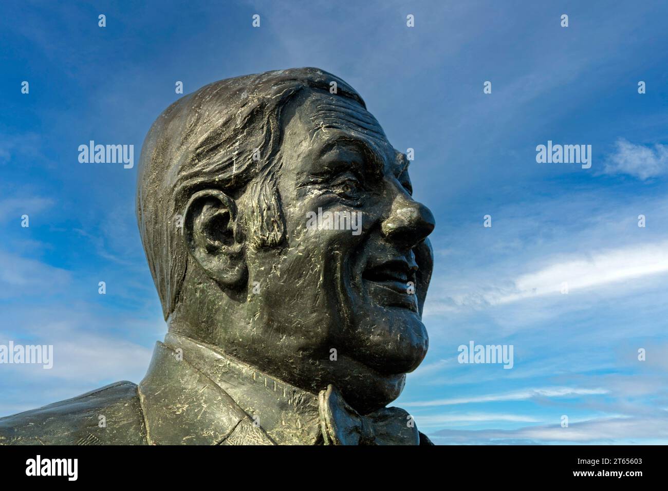 Les Dawson statue. Lytham St. Annes Stock Photo - Alamy