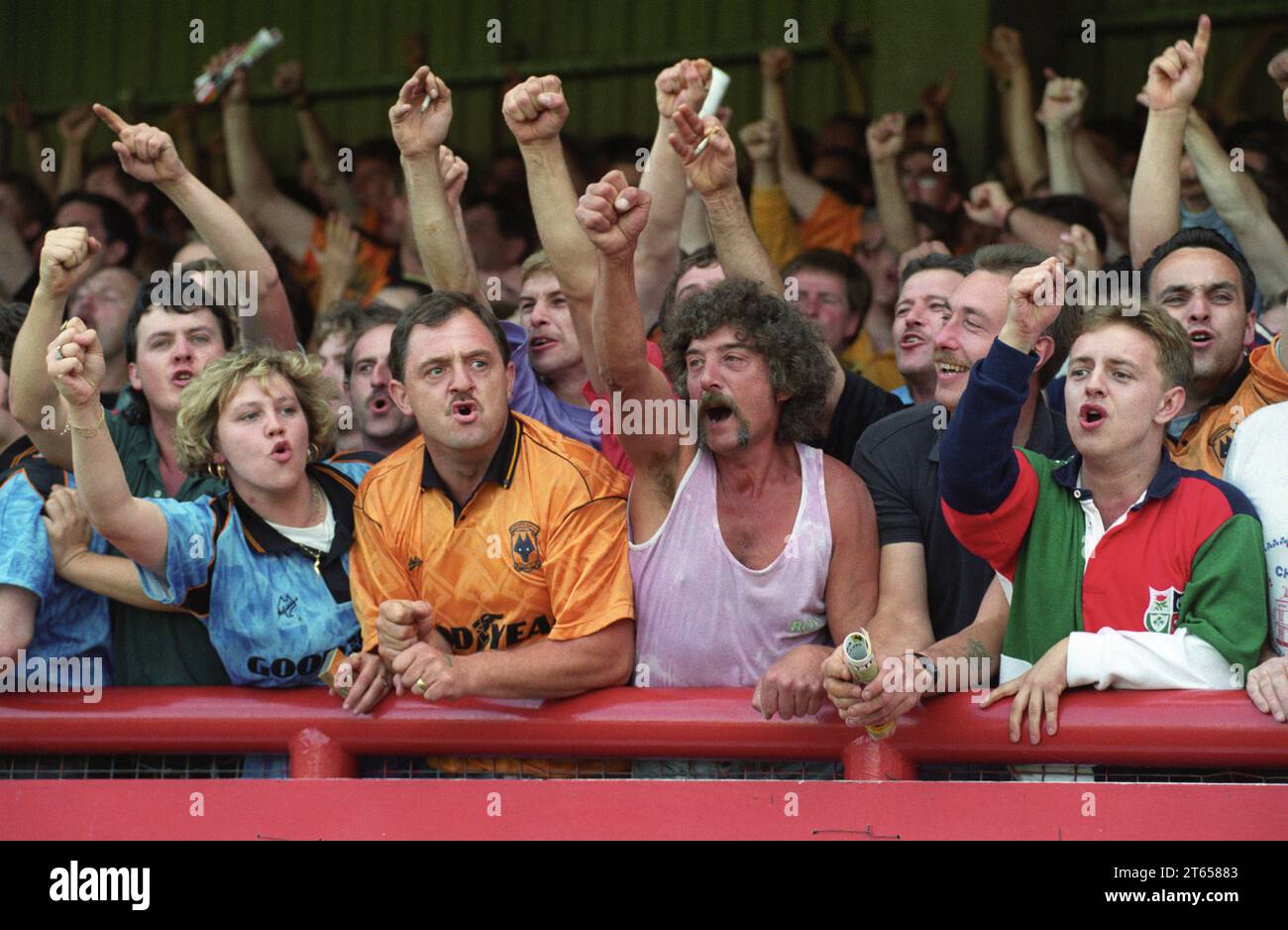 Football fans chanting hi-res stock photography and images - Alamy