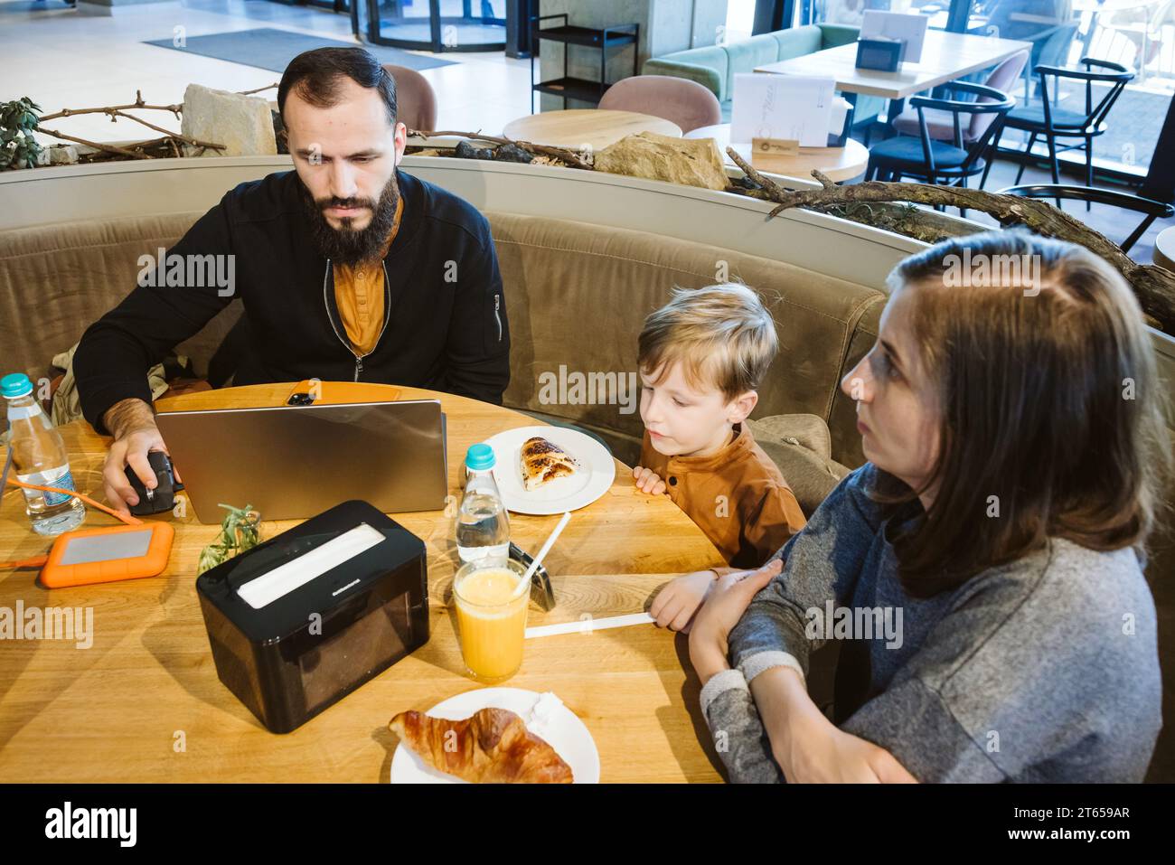 Multitasking fahter spend time with family while doing freelance work ...