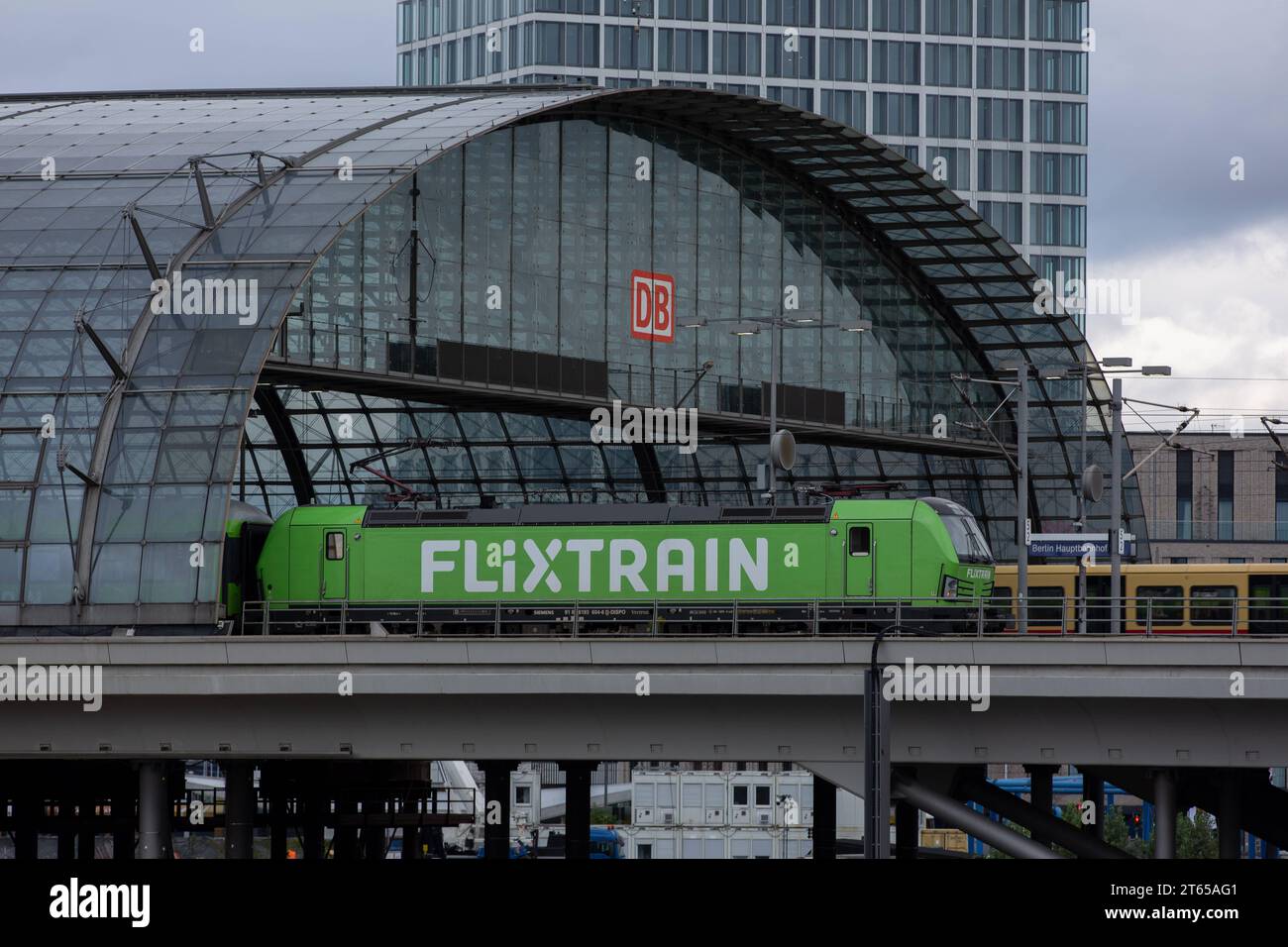Flixtrain und im Hintergrund eine S-Bahn am Hauptbahnhof von Berlin ...
