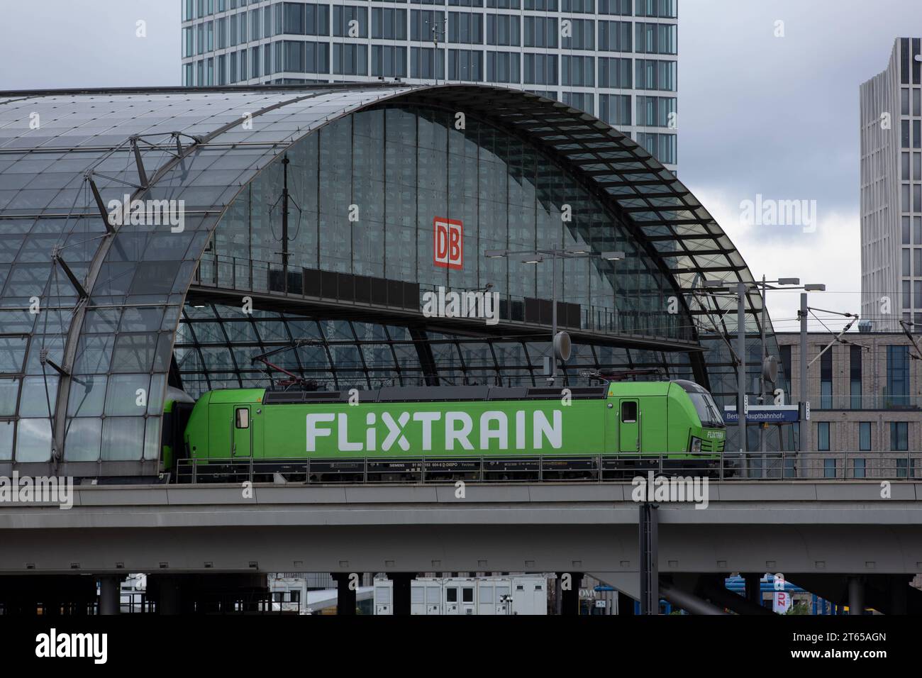 Flixtrain Zug am Hauptbahnhof in Berlin *** Flixtrain train at Berlin ...