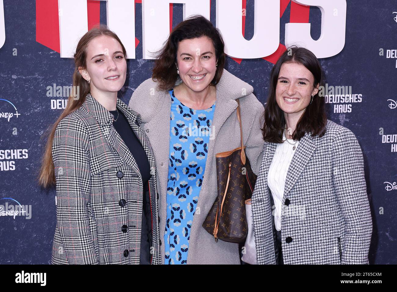 Dorothee Baer und ihre Toechter Emilia und Charlotte bei der Premiere ...