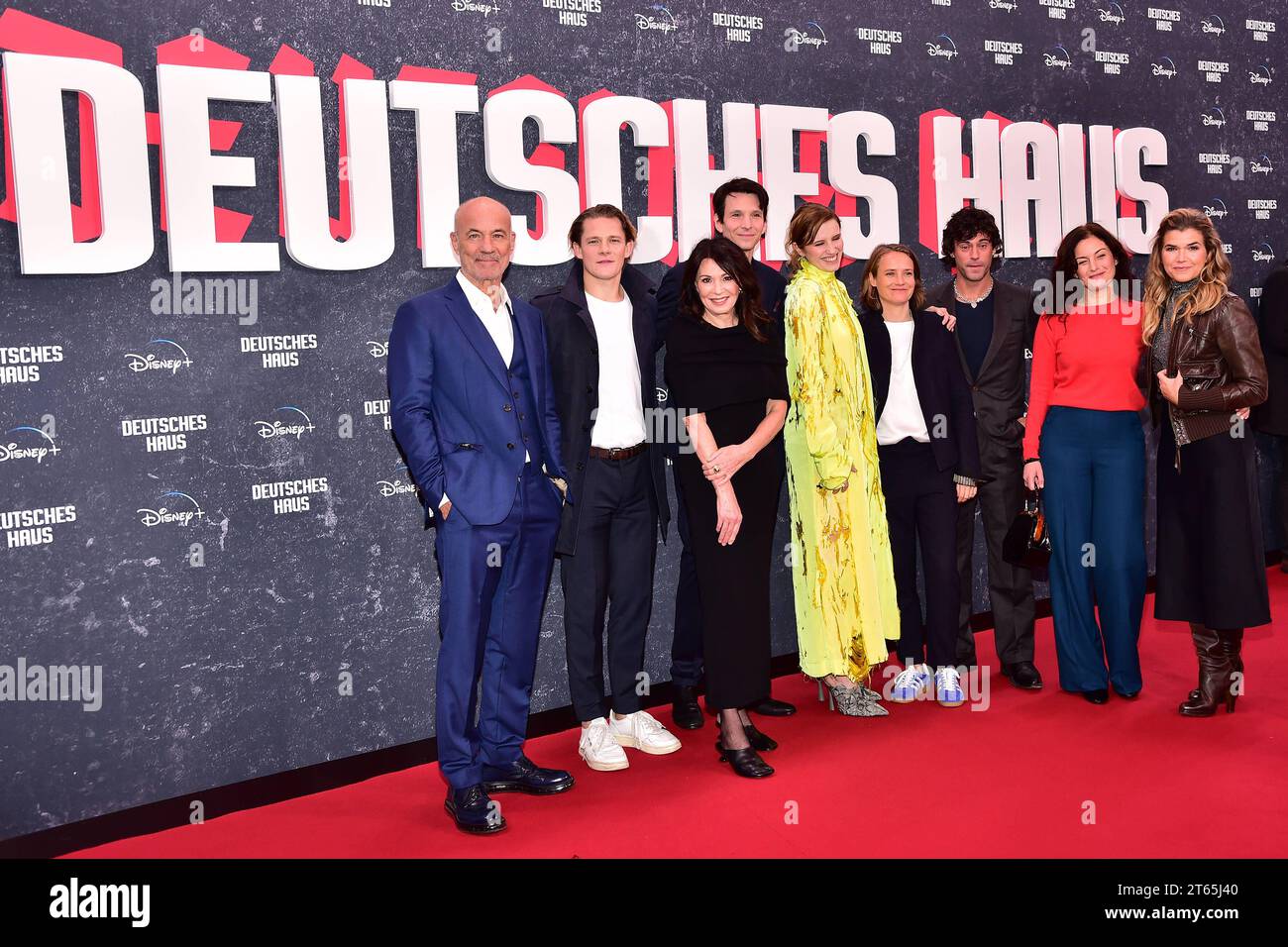 Weltpremiere von DEUTSCHES HAUS Der FilMCAST u.a.mit Pfroduzentin ...