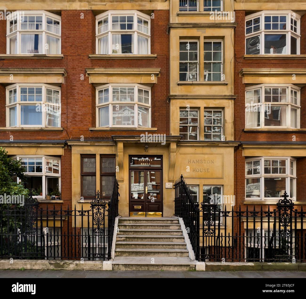 Luxury apartment building entrance hi-res stock photography and images ...