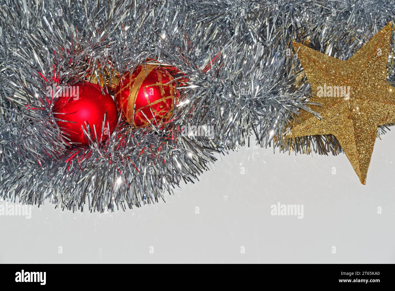 Golden christmas baubles tinsel hi-res stock photography and images - Alamy