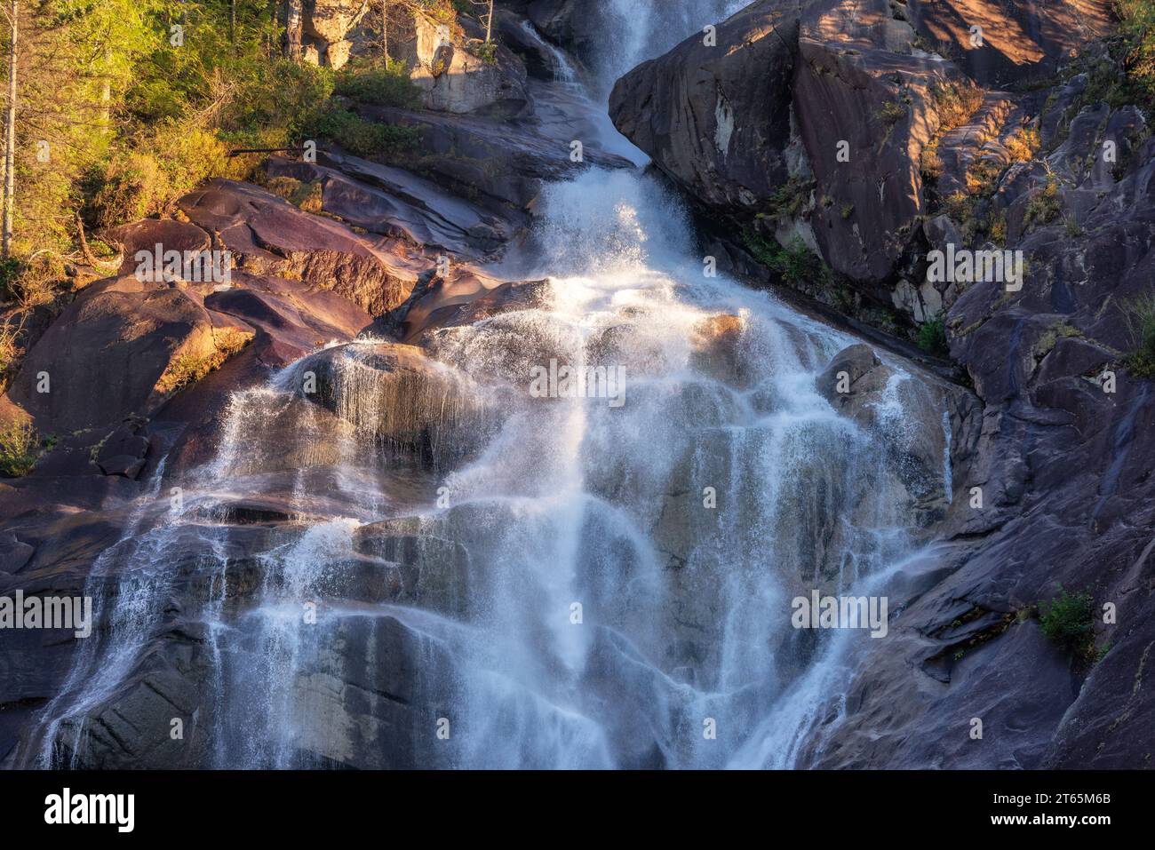 View shannon falls water rushing hi-res stock photography and images ...
