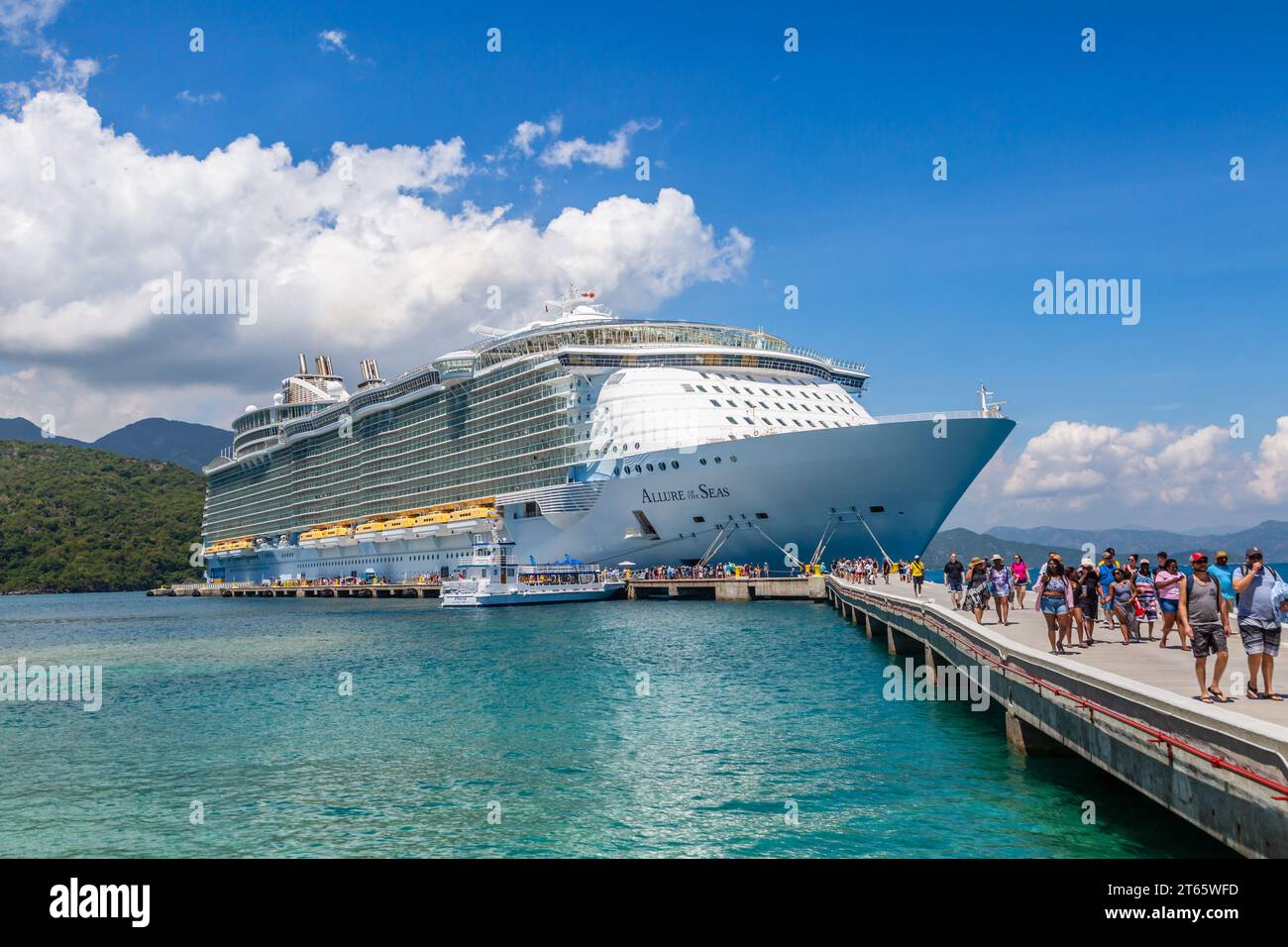 Cruise passengers disembark from the Royal Caribbean Allure of the Seas ...