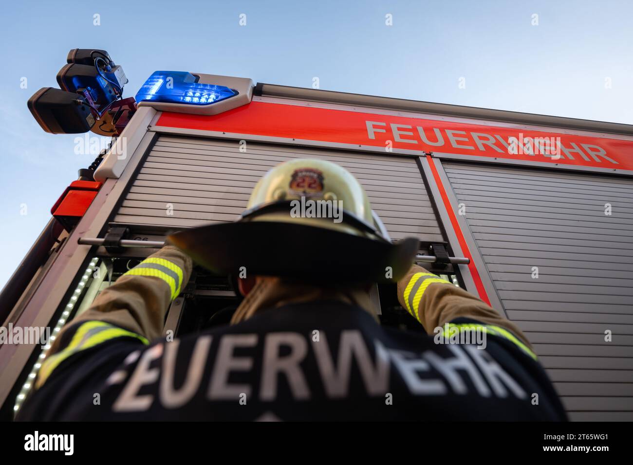 Stuttgart, Germany. 08th Nov, 2023. A firefighter opens the roller ...