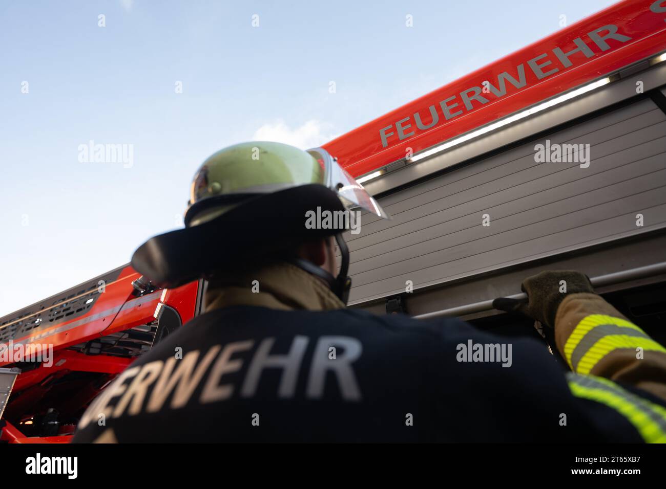 Stuttgart, Germany. 08th Nov, 2023. A firefighter opens the roller ...