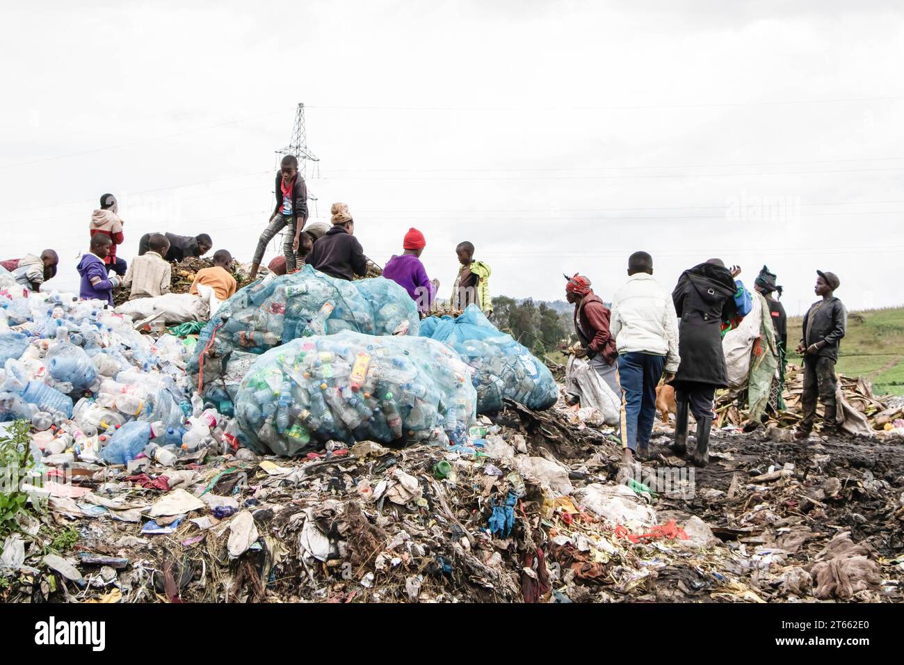 Kids scavenge garbage hi-res stock photography and images - Alamy
