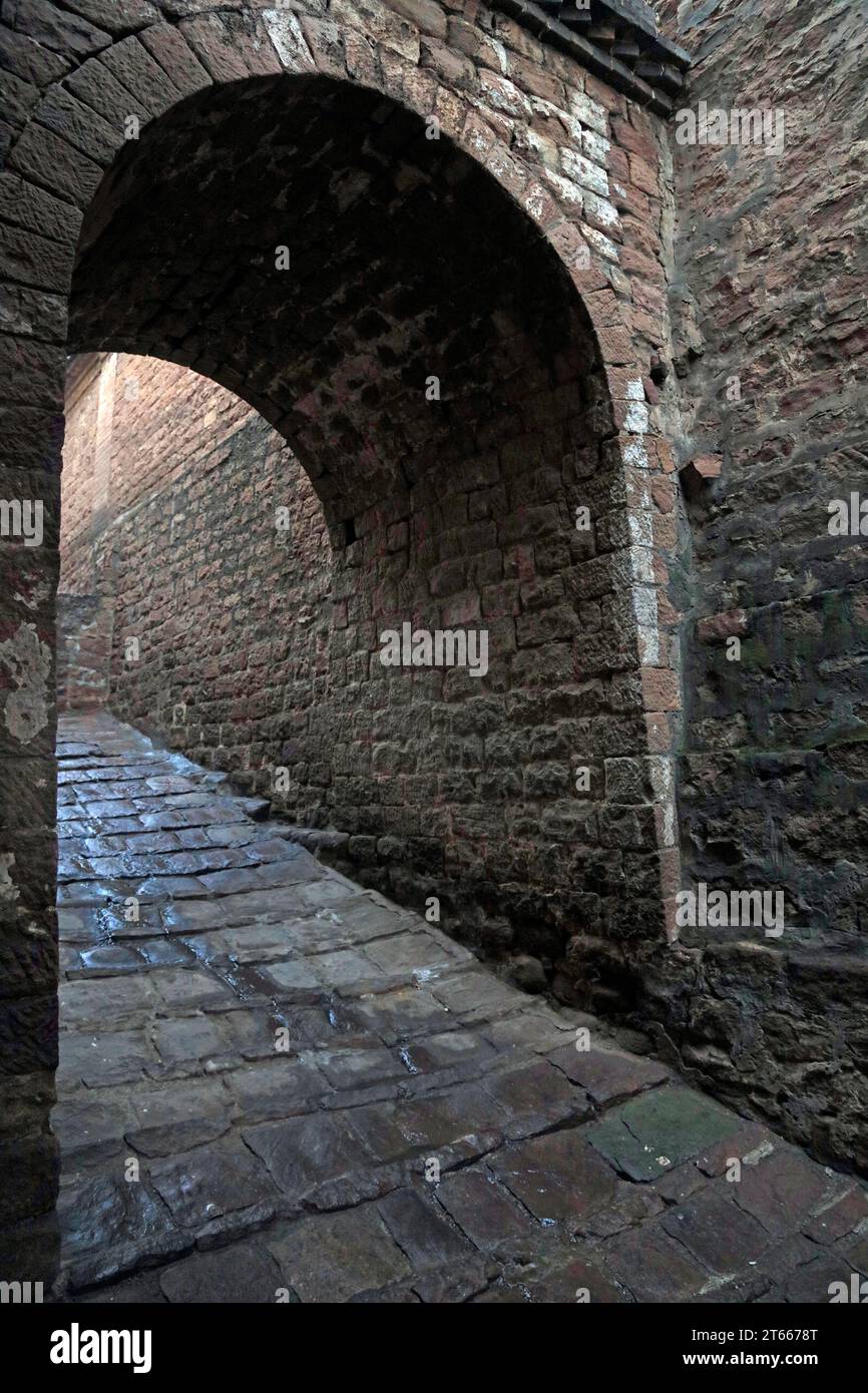 Arched brick passageway hi-res stock photography and images - Alamy