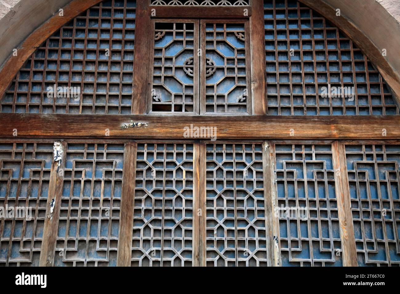 Traditional chinese window lattice hi-res stock photography and images ...